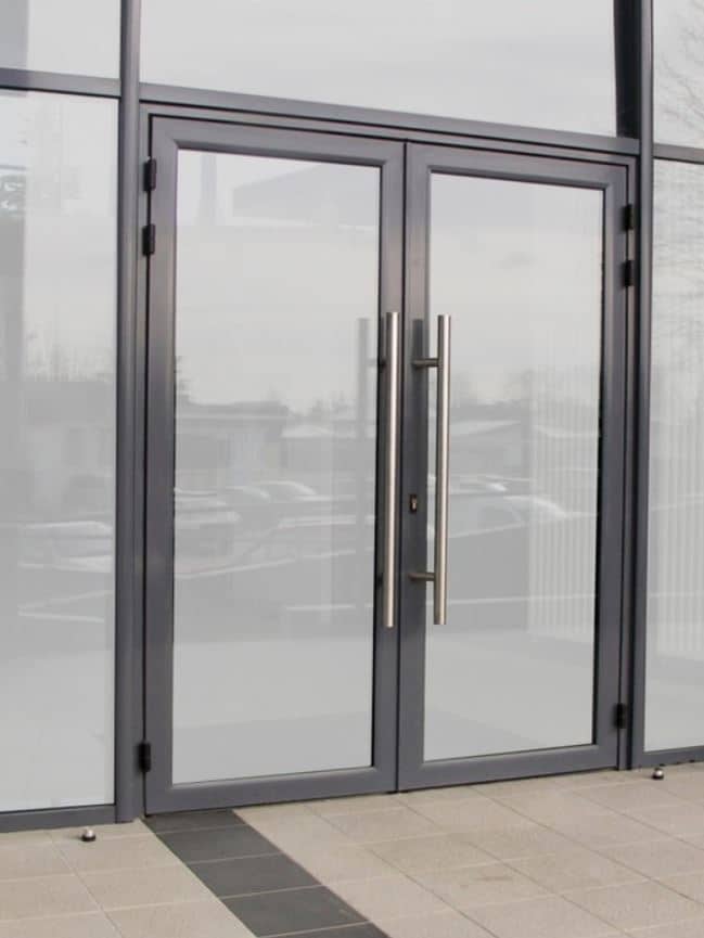 Porte grand trafic pour magasin - Label Menuiseries (La Rochelle - Royan)